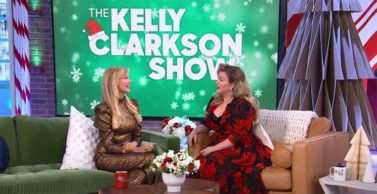 Kelly Clarkson Presents Jewel with 'The Masked Singer' Golden Mask Trophy