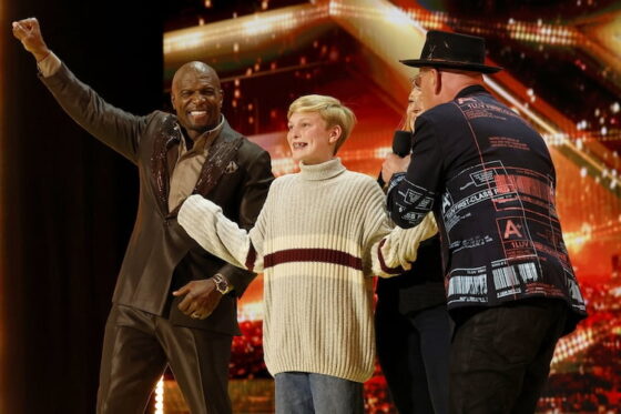 'AGT' Auditions Continue as Howie Mandel Hits Second Golden Buzzer